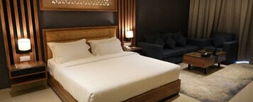 Quarto Deluxe | Minibar, cofre no quarto, cortinas/cortinados opacos 