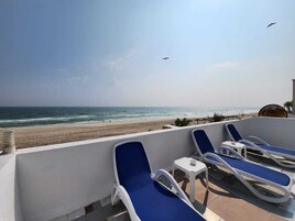 Autocarro grátis para a praia, espreguiçadeiras, guarda-sóis de praia 