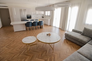 Luxury 2 Bedroom Suite with Pool View / Marin | Sala | Smart TV de 42 polegadas com canais por cabo, televisor 