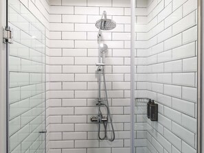 Roupas de cama antialérgicas, frigobar, cofres nos quartos, escrivaninha