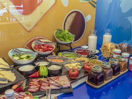 Café da manhã com buffet todos os dias (GEL 27 por pessoa) 