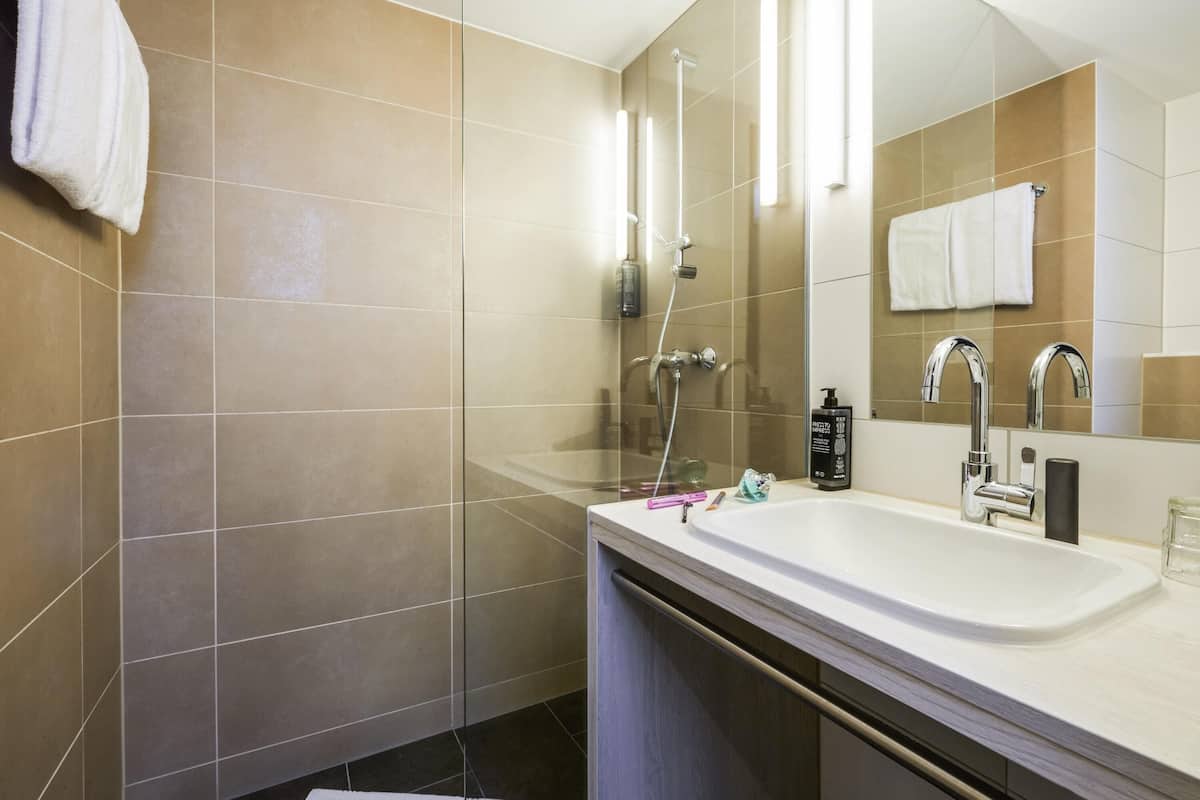 Quarto Standard, 2 camas individuais | Roupa hipoalergénica, secretária