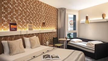 Triple Room with 1 double bed + 1 sofa bed | Secretária, cortinas/cortinados opacos, quartos insonorizados
