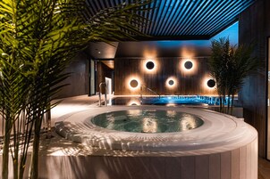 Banheira de hidromassagem interior