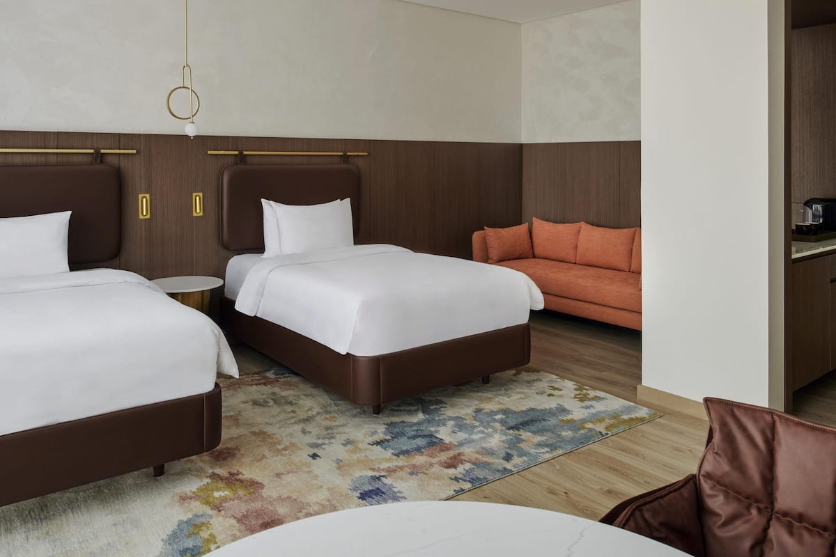 Deluxe Room, 2 Single Beds, City View | Roupas de cama premium, frigobar, cofres nos quartos