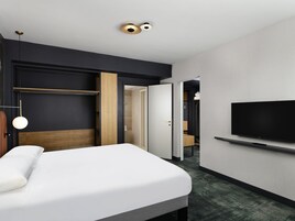 Suíte, 1 quarto | Frigobar, cofres nos quartos, individualmente decorados