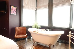 Quarto com design assinado, 1 cama King | Roupas de cama antialérgicas, edredons de pluma