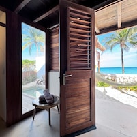 Cabana de Madeira Exclusiva, piscina privativa, vista parcial para o mar | Minibar, ferro/tábua de engomar, Wi-fi grátis, roupa de cama fornecida 