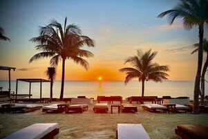 Na praia, praia de areia branca, toldos de praia gratuitos 