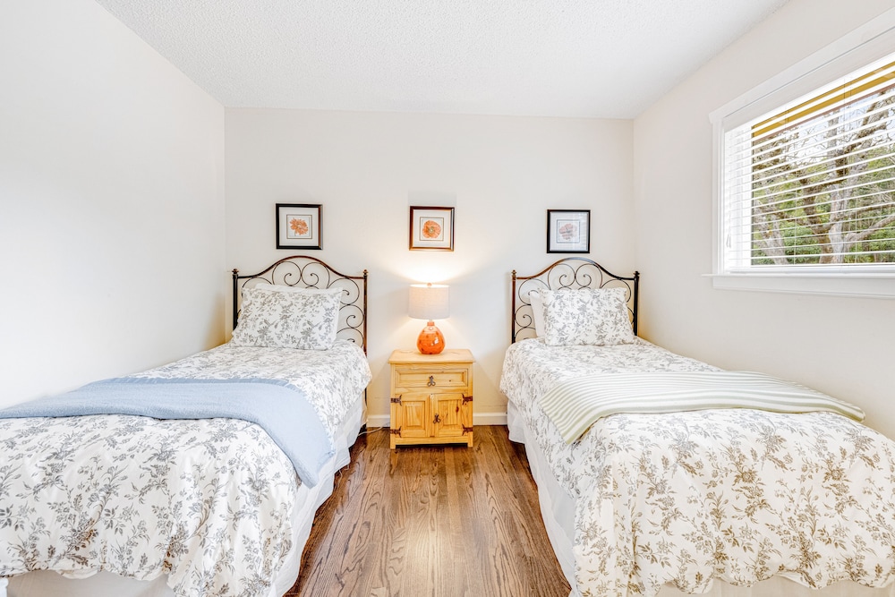 Modern Home With Enclosed Yard, Central Ac & Washer/dryer - Near Wineries - St. Helena, CA
