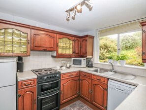 Casa de Campo | Cozinha privada | Um frigorífico, um micro-ondas, uma máquina de lavar louça 