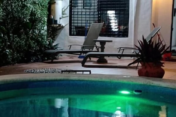 Piscina exterior, da(s) 8:00 à(s) 21:00, espreguiçadeiras