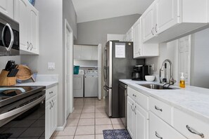 Casa, 3 quartos, terraço, vista para o mar | Cozinha privada | Micro-ondas, fogão, lava-louças, cafeteira/chaleira