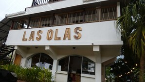 Um edifício com uma placa que diz 'LAS OLAS'.