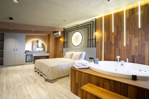 King Deluxe Room with Jacuzzi | Roupas de cama premium, frigobar, cofres nos quartos