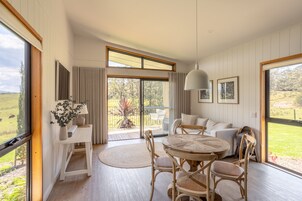 Estate Villa - Accessible | Sala de estar | Smart TV de 60 polegadas com canais digitais, televisor