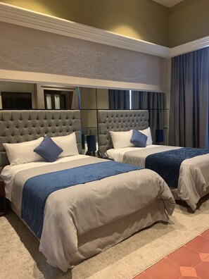 Quarto casal luxo | Cofres nos quartos, individualmente mobiliados, escrivaninha