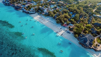 Na praia, praia de areia branca, bares na praia