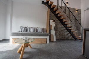 Estúdio superior | Área de estar | TV de tela plana 32 polegadas com canais via satélite, TV