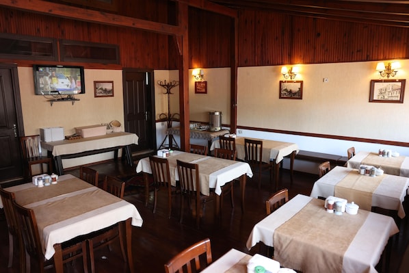 Café da manhã com buffet grátis todos os dias