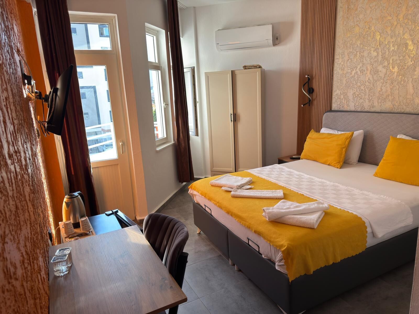 Quarto casal básico | Roupas de cama premium, espaço de trabalho para notebook, berços grátis
