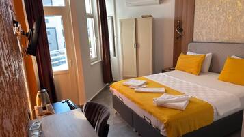 Quarto casal básico | Roupas de cama premium, espaço de trabalho para notebook, berços grátis