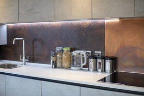 Apartamento | Cozinha privada | Cooktop, cadeirão de bebê