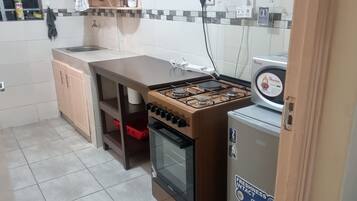Apartamento | Cozinha privada | Um frigorífico, um micro-ondas, um forno, uma placa de cozinha