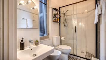 Apartamento Deluxe | Casa de banho | Um secador de cabelo, um bidé, sabão, champô