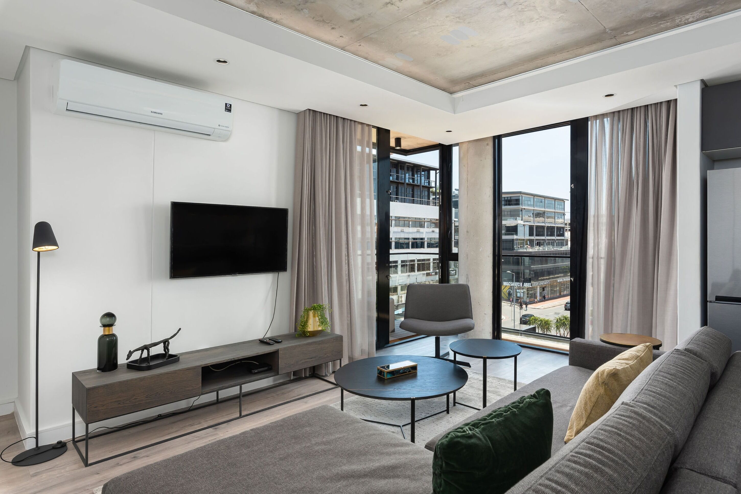 Vibrant Signature Apartment | Balcony | Netflix - Cape Town