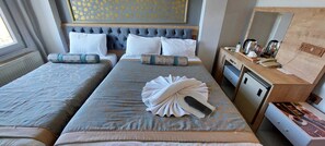 Quarto Triplo Económico | Cofre no quarto, com mobília individualizada, secretária 