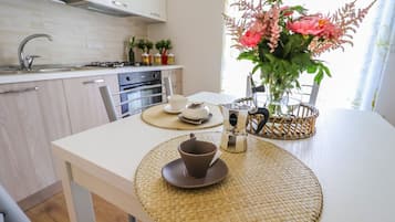 Apartamento conforto | Cozinha privada | Geladeira grande, fogão, cooktop, máquina de café expresso