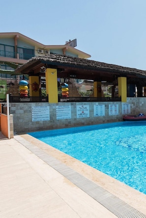Piscina exterior sazonal 