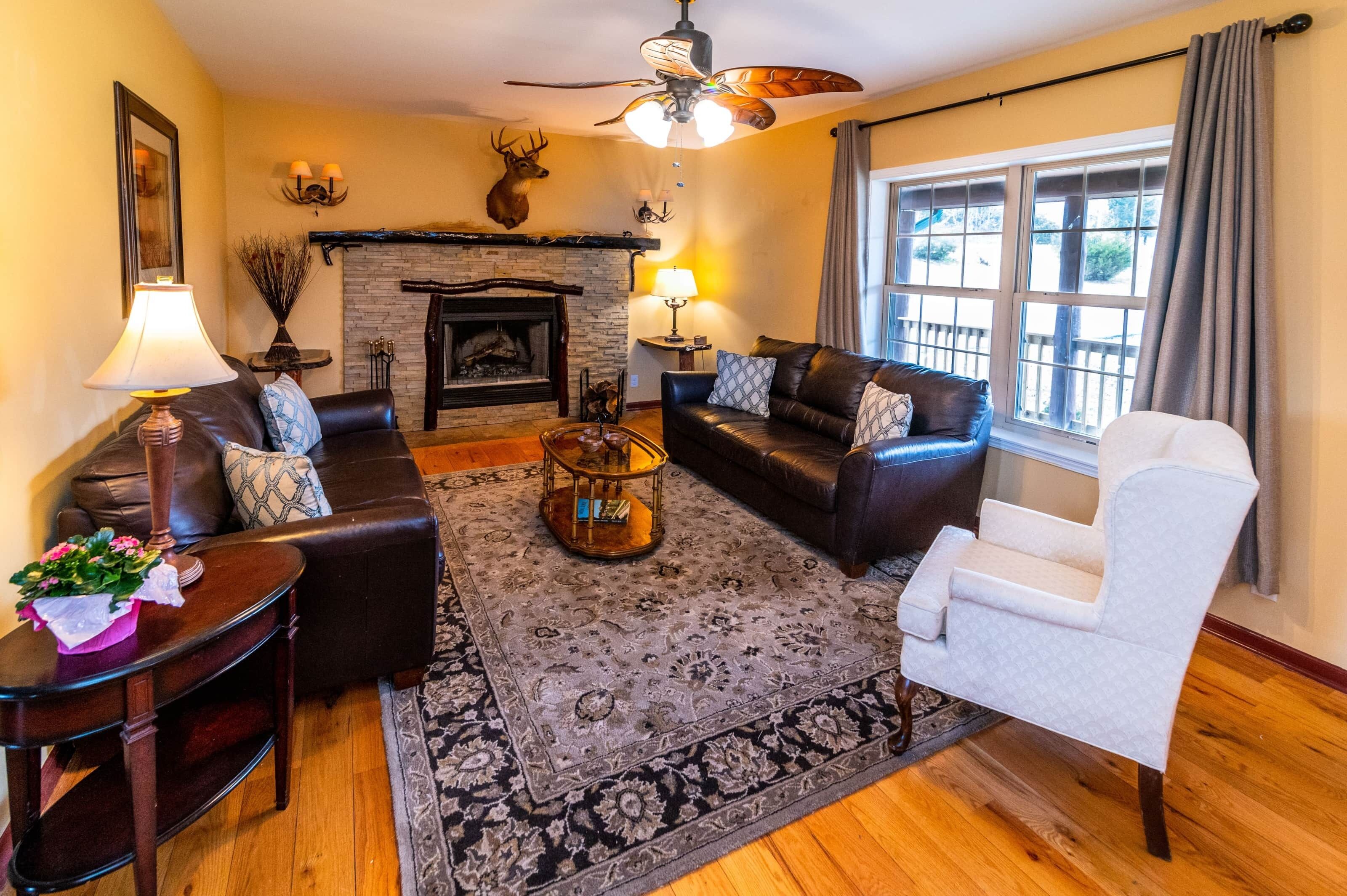 Covered Hot Tub, Great Games, Near Thunder Bay Falls / With Owners' Club Access - Galena, IL