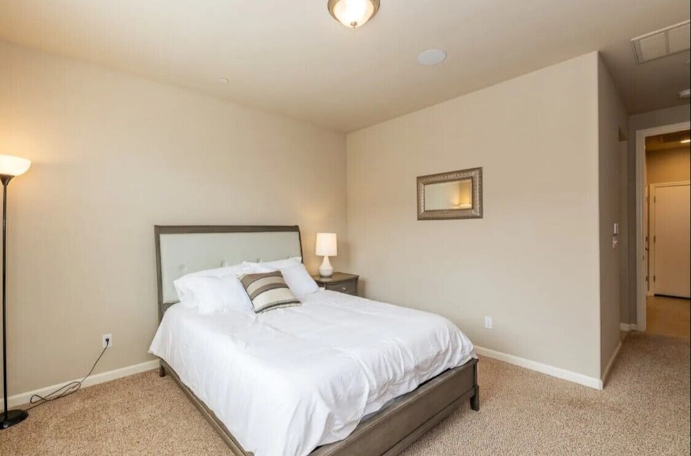 Clovis House | Sleeps 12 | Hammock | Covered Patio - Clovis, CA