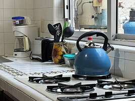 Virigilio abajo | Cozinha privada | Uma chaleira elétrica, uma torradeira