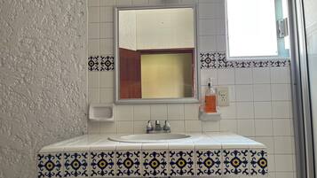 Virgilio Arriva | Casa de banho | Um polibã, toalhas fornecidas, sabão, champô