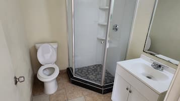 Quarto, 1 cama Queen, para não fumantes | Banheiro | Produtos de toalete grátis
