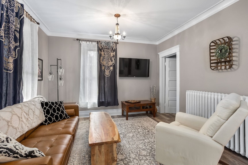 Cozy Historic 3br W/ Bridge View! Sleeps 7 - Appleton, WI