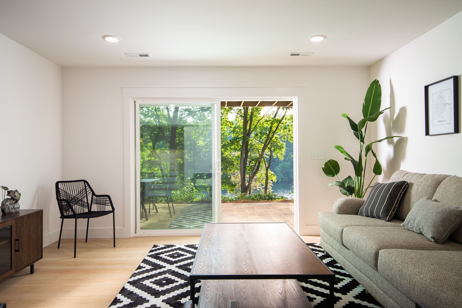 Lakefront Home W Gorgeous Views, Screened Patio, Firepit, Dock, Putting Green - Florence, AL