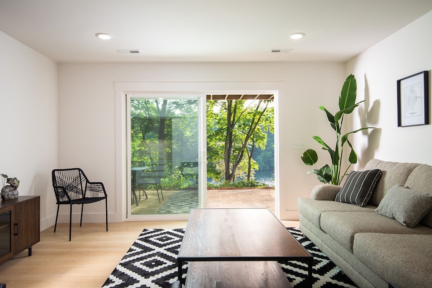 Lakefront Home W Gorgeous Views, Screened Patio, Firepit, Dock, Putting Green - Florence, AL