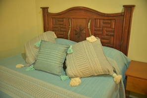 Quarto Standard, 2 camas queen-size | Minibar, ferro/tábua de engomar, Wi-fi grátis, roupa de cama fornecida