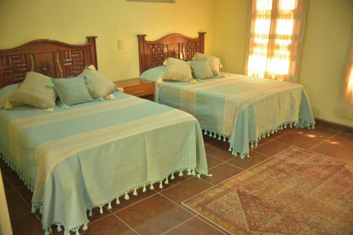 Quarto Standard, 2 camas de casal | Minibar, ferro/tábua de engomar, Wi-fi grátis, roupa de cama fornecida