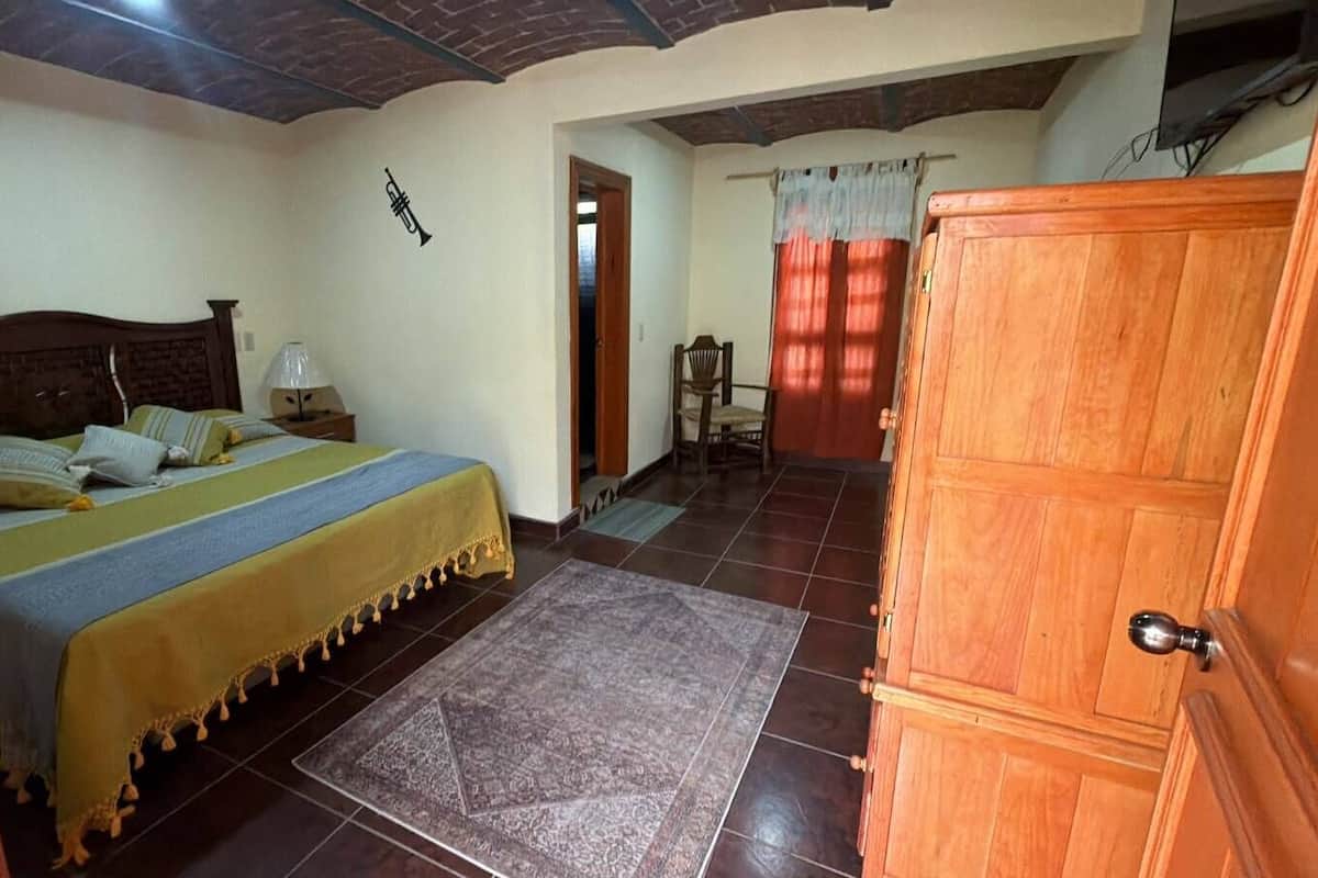 Quarto Superior | Minibar, ferro/tábua de engomar, Wi-fi grátis, roupa de cama fornecida