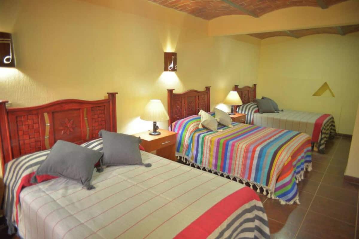Quarto Triplo Standard | Minibar, ferro/tábua de engomar, Wi-fi grátis, roupa de cama fornecida
