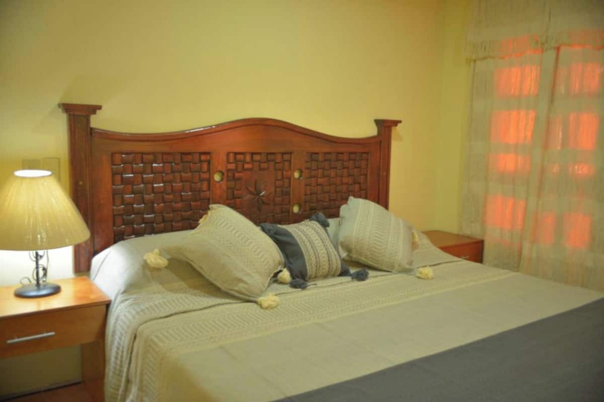 Quarto Duplo Standard | Minibar, ferro/tábua de engomar, Wi-fi grátis, roupa de cama fornecida