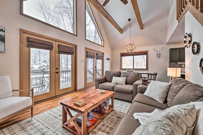 Walk To Arrowhead Lake: Cabin W/ Private Hot Tub! - Arrowhead Lake, PA