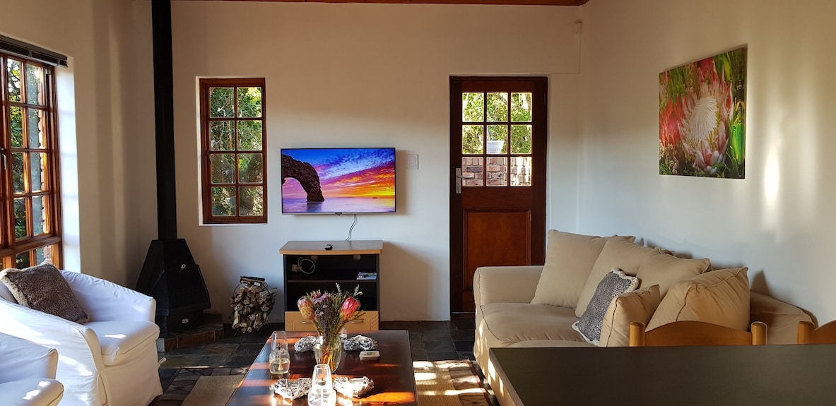 - Country Getaway In Peaceful Setting Yet Minutes From Town - Western Cape