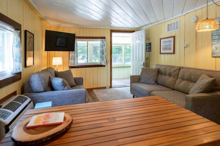 Goshorn Lake Resort Cottage #7 - Holland Tulip Time Festival