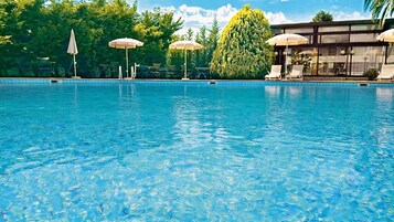 Piscina exterior sazonal, guarda-sóis, espreguiçadeiras 